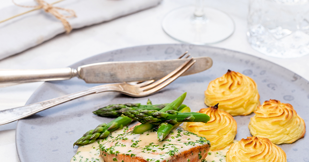 Laxfilé med duchessepotatis, gräslökssås och sparris - Diabetes ...