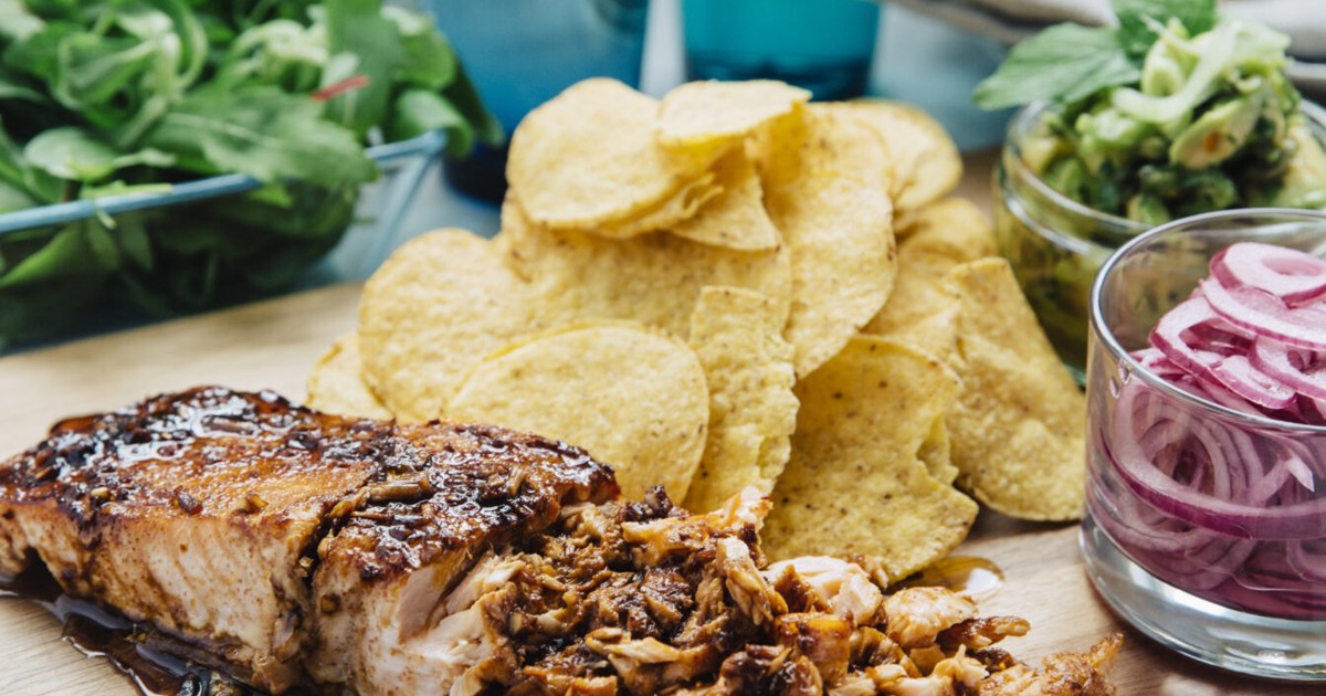Pulled lax med picklad rödlök och tropisk salsa - Diabetes Wellness Sverige